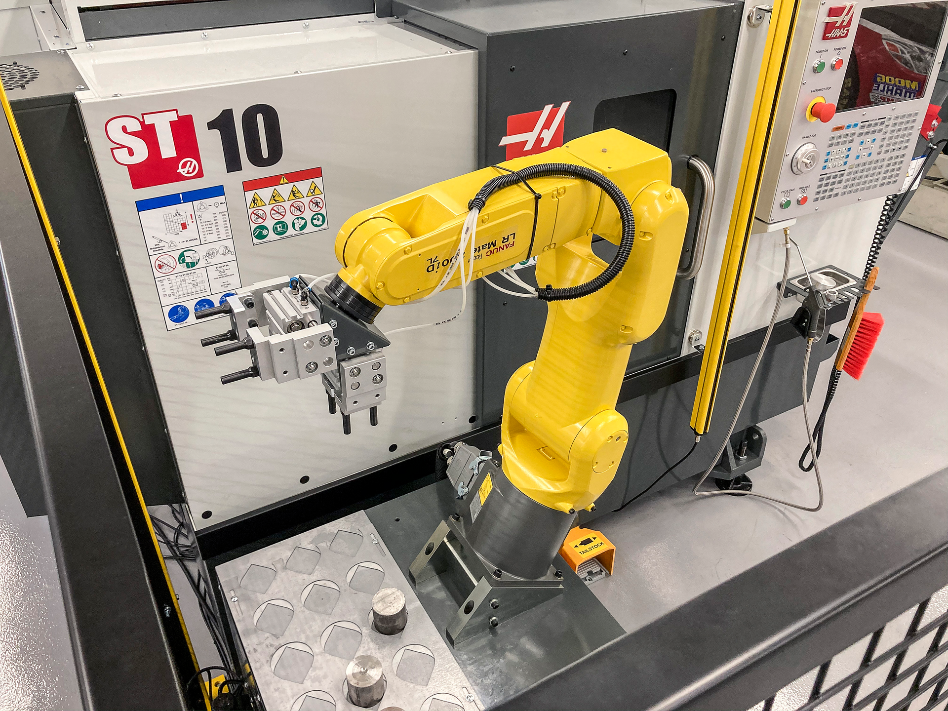 Robot automates loading and unloading | Plastics Machinery Manufacturing