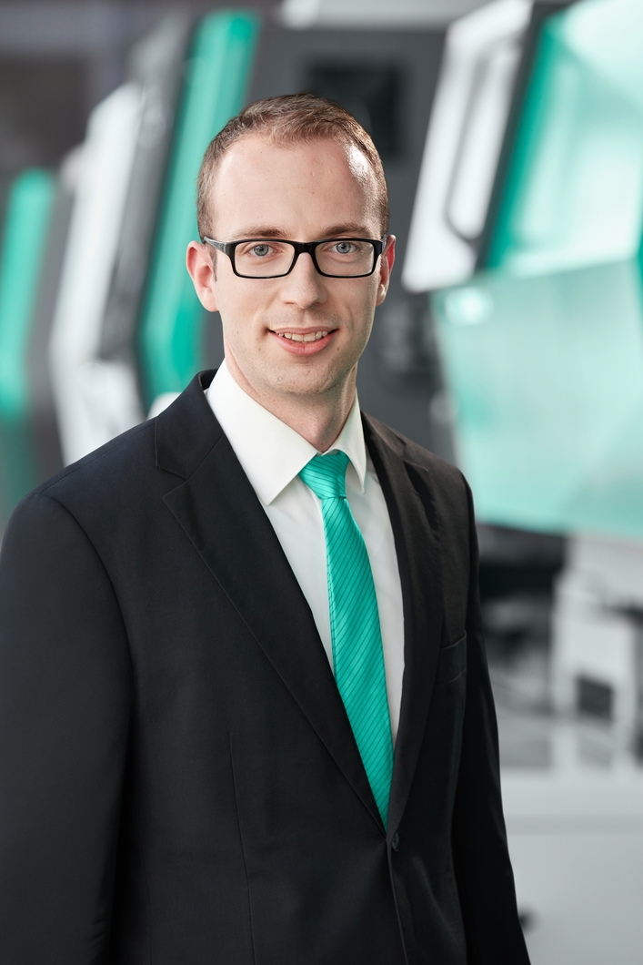 Injection molding machine makers roll out new control technology, sizes ...